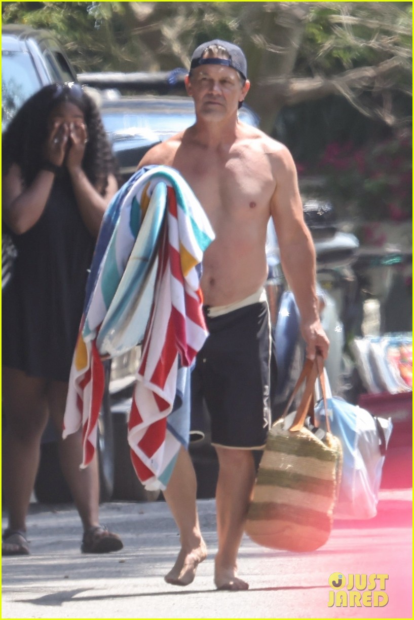 Josh Brolin Looks Ready for His Beach Day!: Photo 4605137 | Josh Brolin ...