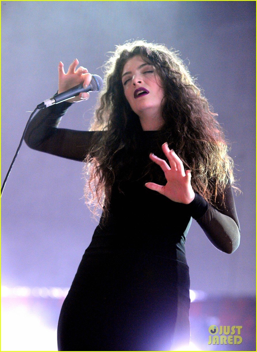 Lorde Is Still Going Strong with Her Boyfriend Justin Warren, New PDA ...