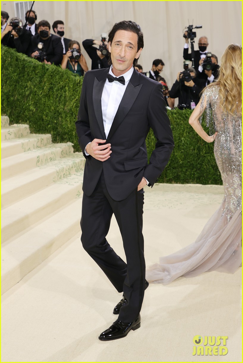 Adrien Brody & Georgina Chapman Cozy Up On Met Gala 2021's Red Carpet: Photo 4622695 | Adrien ...