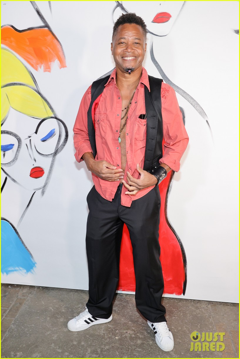 Cuba Gooding, Jr. Rips Off His Shirt at Alice & Olivia's Fashion Show ...