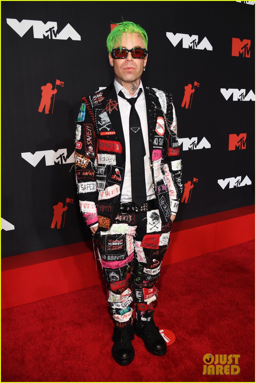 Avril Lavigne Makes Red Carpet Debut With Mod Sun at MTV VMAs 2021 ...