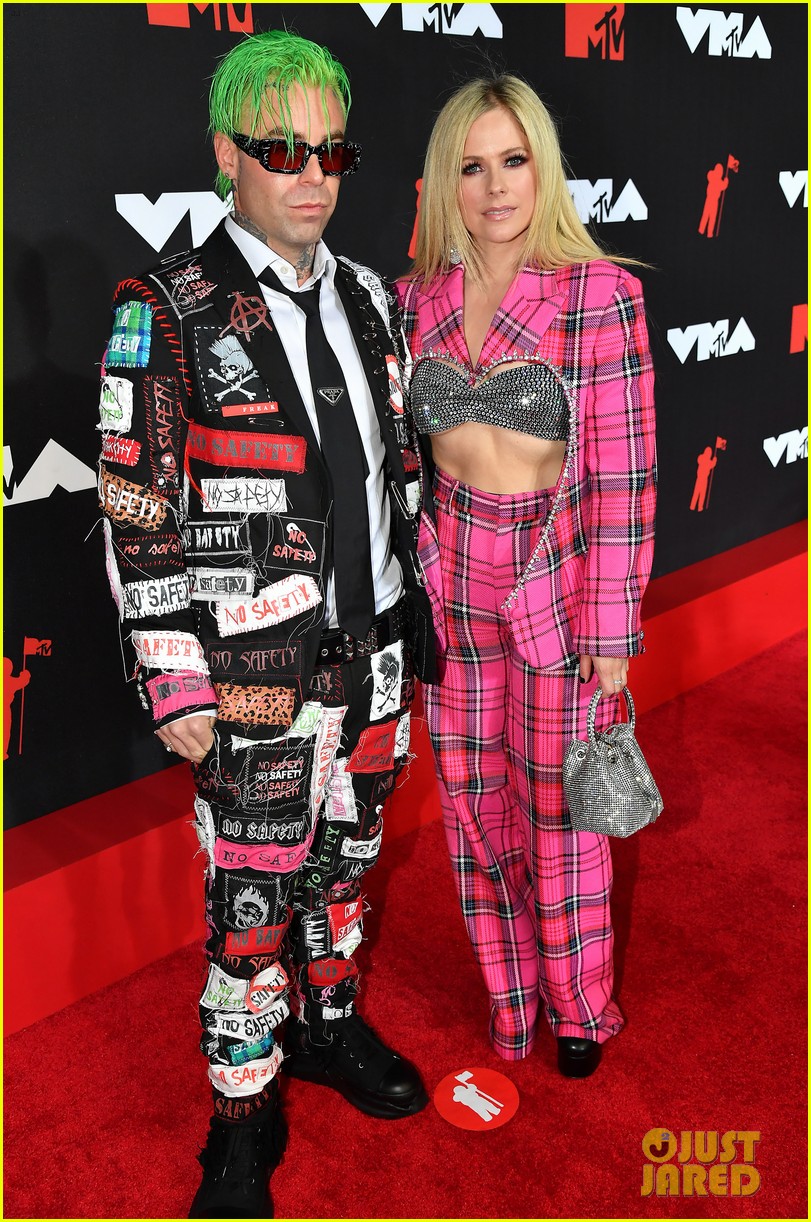 Avril Lavigne Makes Red Carpet Debut With Mod Sun at MTV VMAs 2021 ...