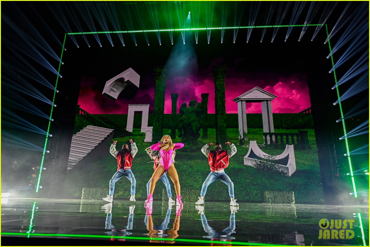 Chloe Bailey Makes Her Solo Debut at MTV VMAs with Amazing Performance ...