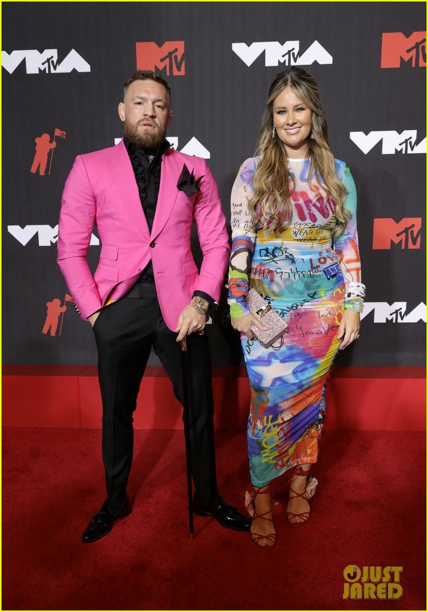 Conor McGregor Gets Into Fight with Machine Gun Kelly on MTV VMAs 2021 ...