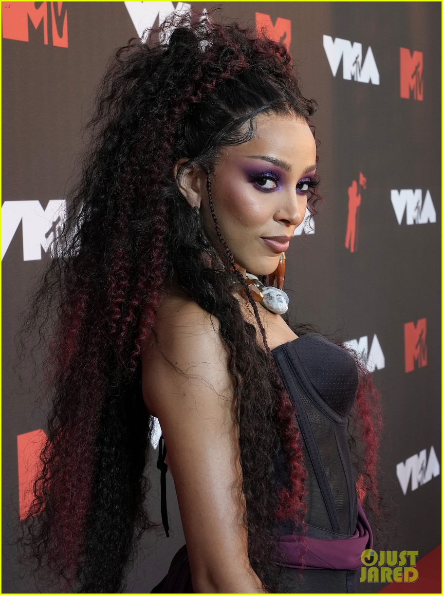 Doja Cat Hits Red Carpet Ahead of Hosting Duties at MTV VMAs 2021 ...