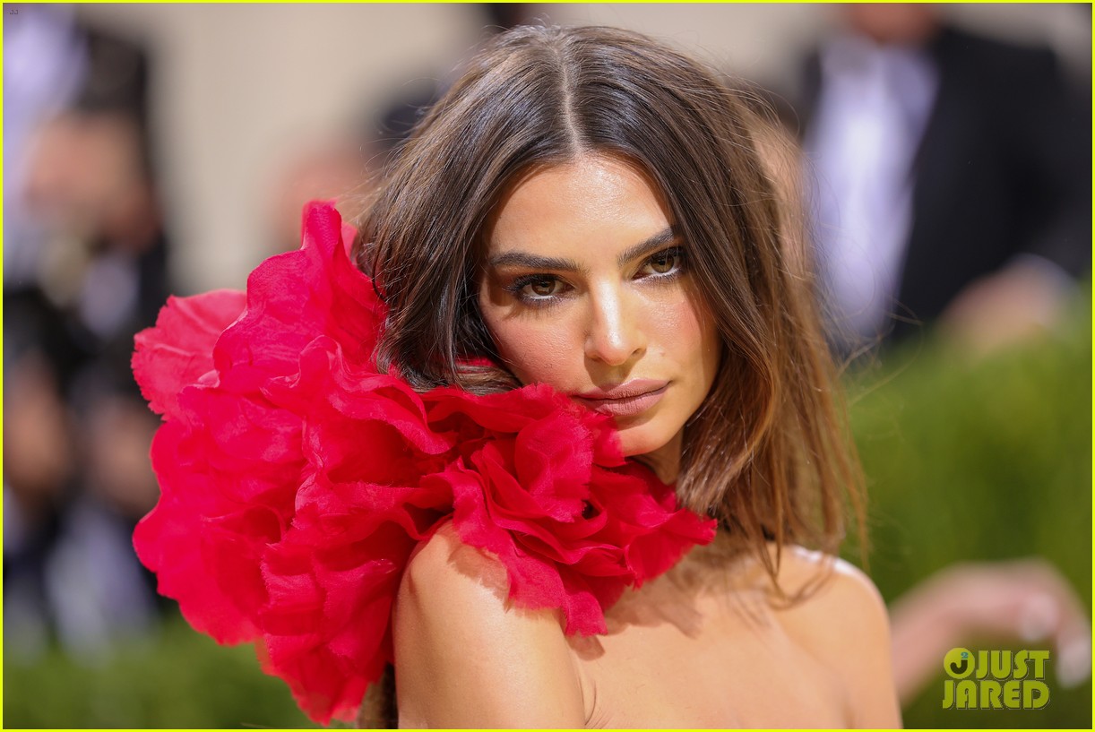 Emily Ratajkowski Wears a Stunning Vera Wang Dress to Met Gala 2021 ...