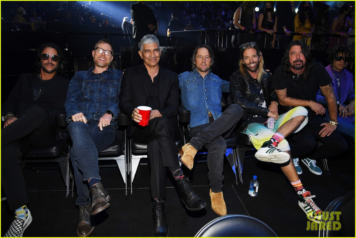The Foo Fighters Accept First Ever MTV Global Icon Award & Perform ...