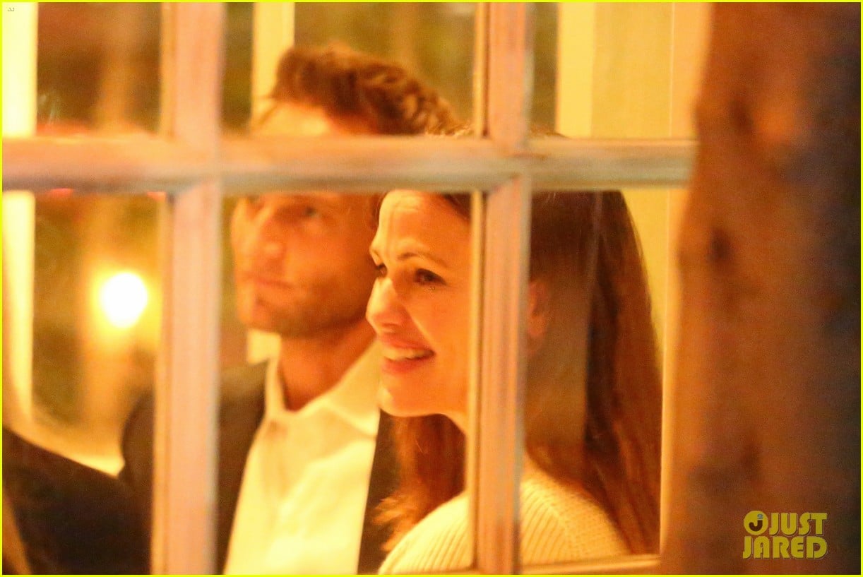 Jennifer Garner Enjoys Very Rare Day Out with On-Again Boyfriend John ...