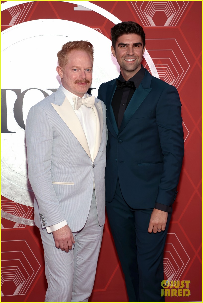 Jesse Tyler Ferguson Gets His Bow Tie Fixed by Husband Justin Mikita at ...