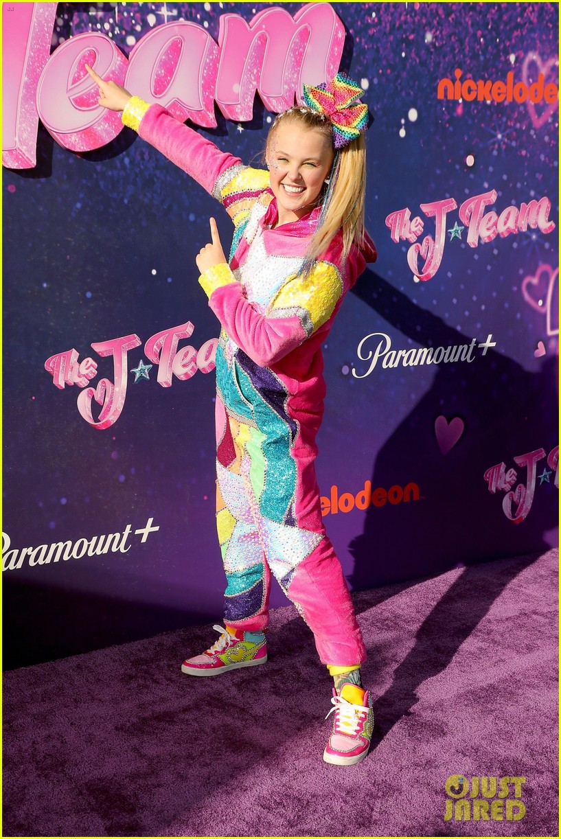 JoJo Siwa Kisses Girlfriend Kylie Prew at 'The J Team' Premiere!: Photo ...
