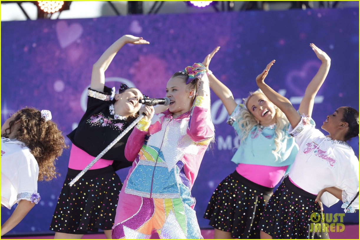 JoJo Siwa Kisses Girlfriend Kylie Prew at 'The J Team' Premiere!: Photo ...