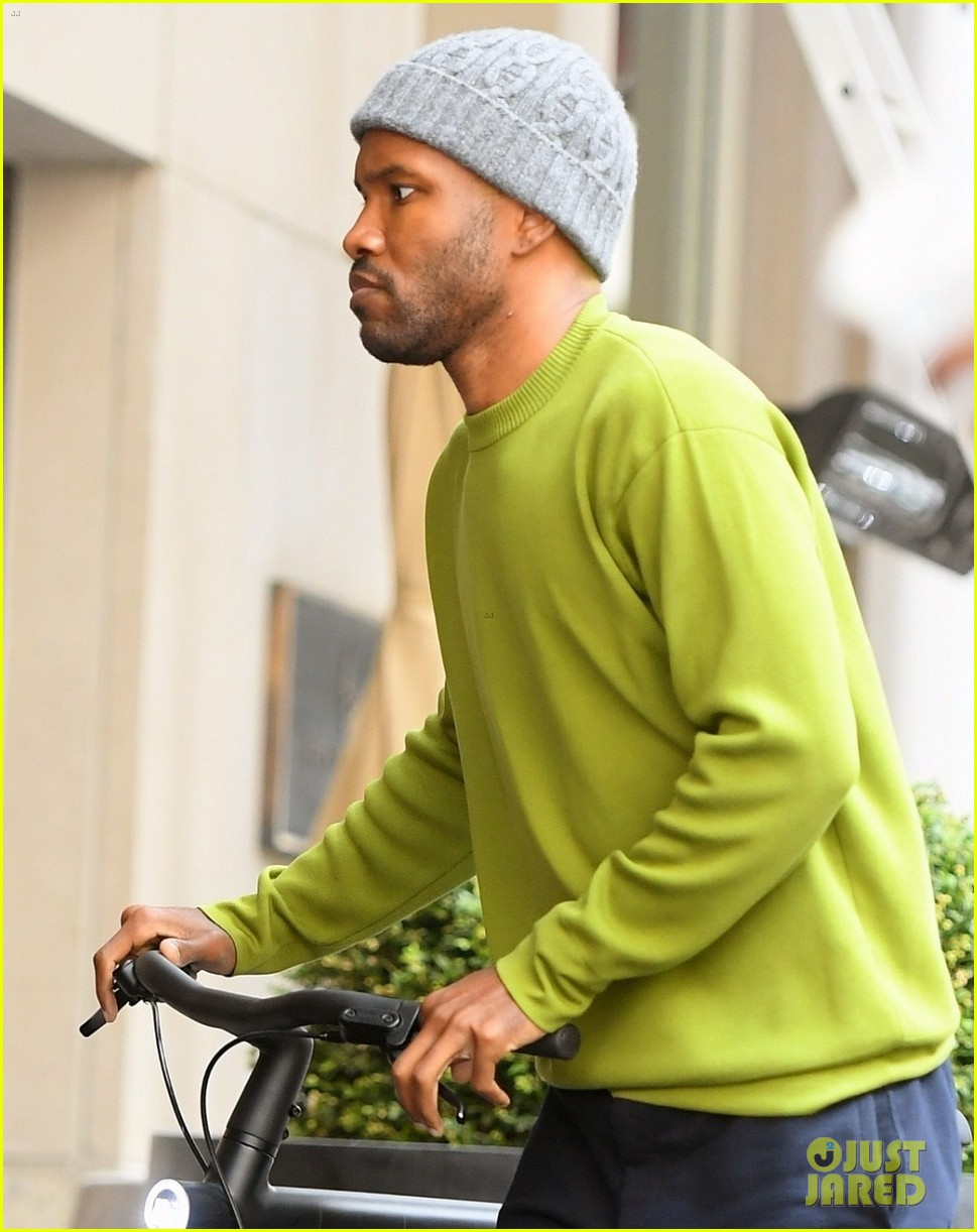 Frank Ocean Heads Out on Bike Ride in New York City: Photo 4628855 ...