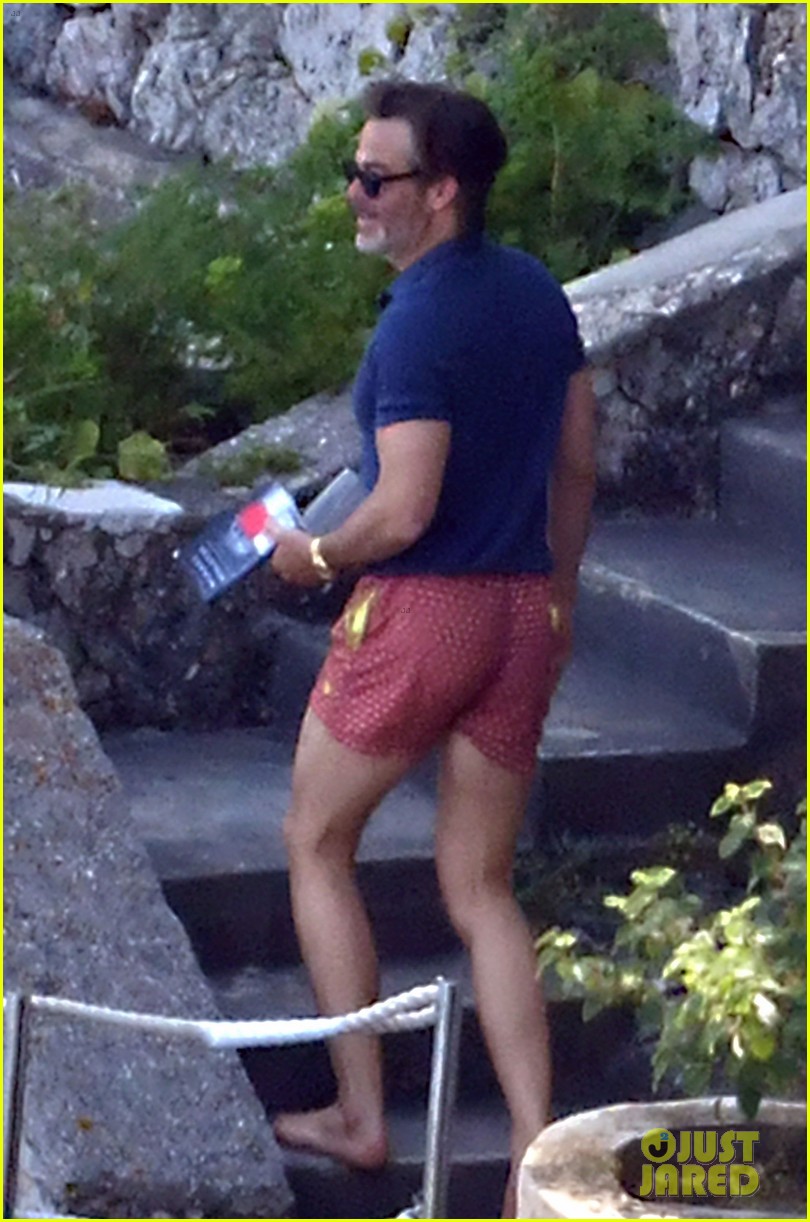 Chris Pine Shows Off Toned Back Muscles While On A Birthday Trip in ...