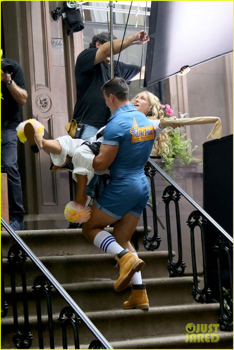 Sarah Jessica Parker Gets Carried Away by Hunky Man on 'And Just Like ...