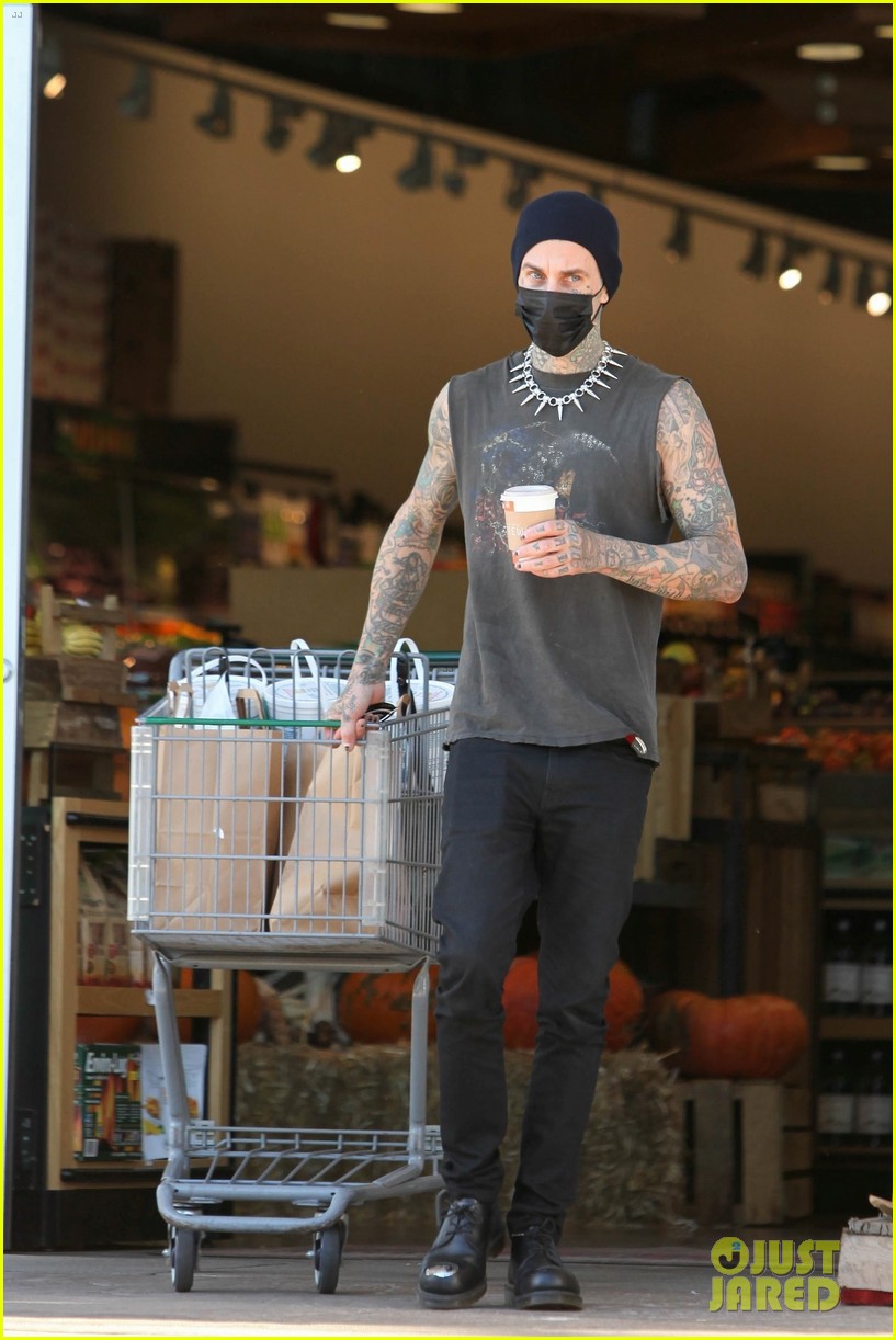 Photo: kourtney kardashian travis barker go grocery shopping together ...