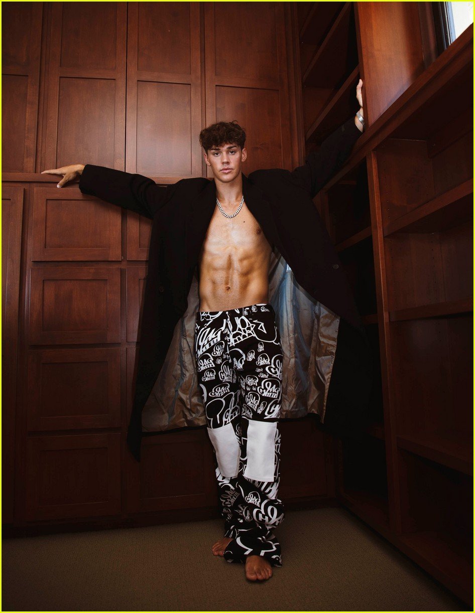 TikTok Star Noah Beck Shows Off His Physique for 'Mood,' Talks Dating ...