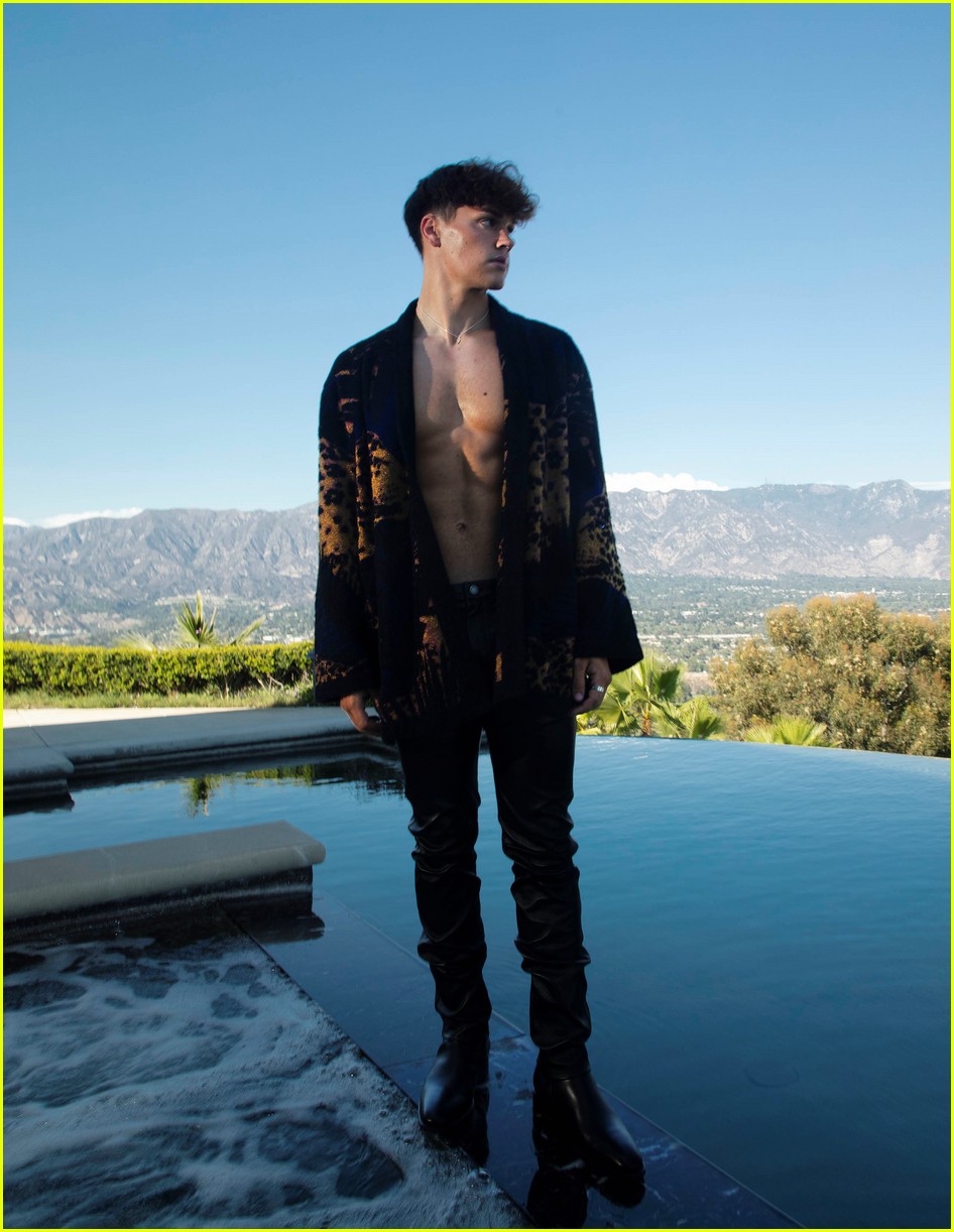 TikTok Star Noah Beck Shows Off His Physique for 'Mood,' Talks Dating ...