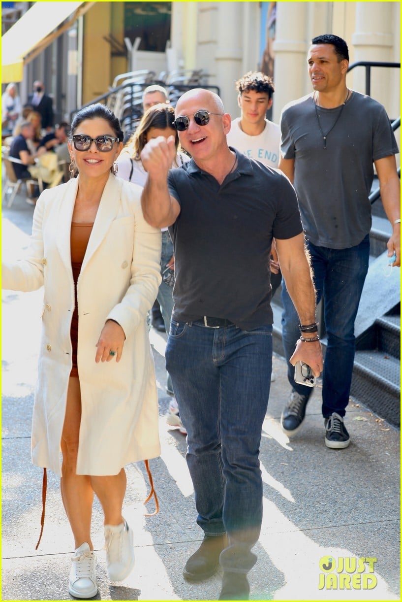 Jeff Bezos & Girlfriend Lauren Sanchez Are All Smiles After a Lunch ...