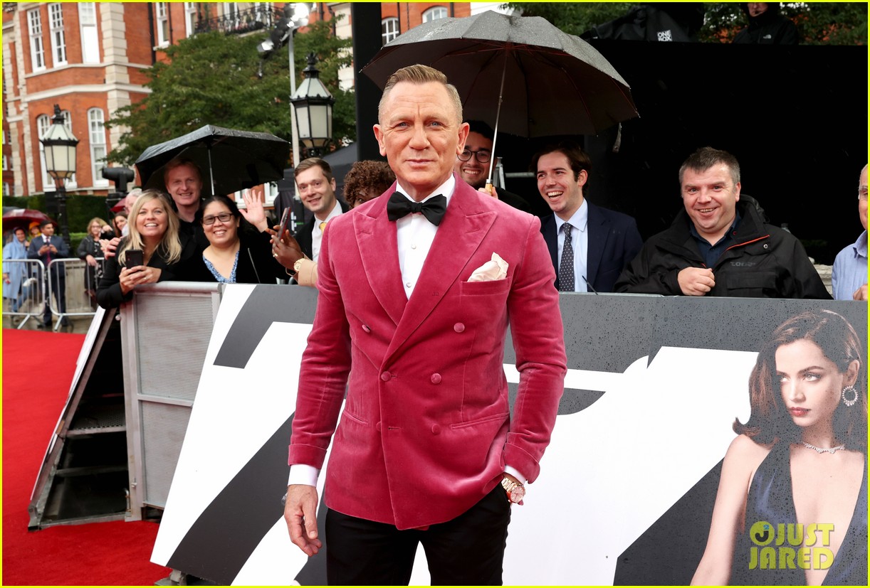Daniel Craig Just Learned His 'Ladies & Gentleman, The Weekend' Line Is ...