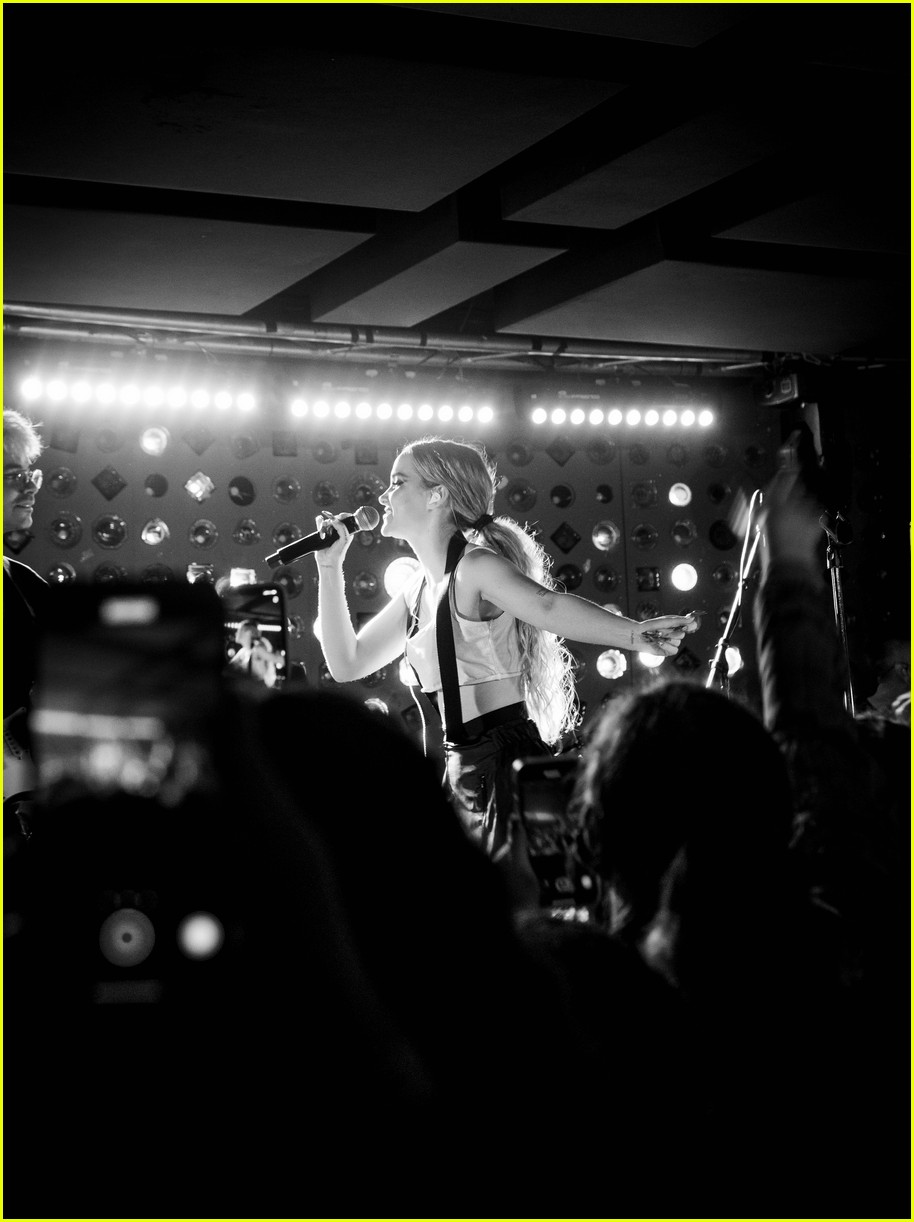 Dove Cameron Performs Sold Out Solo Show in New York - Check Out ...