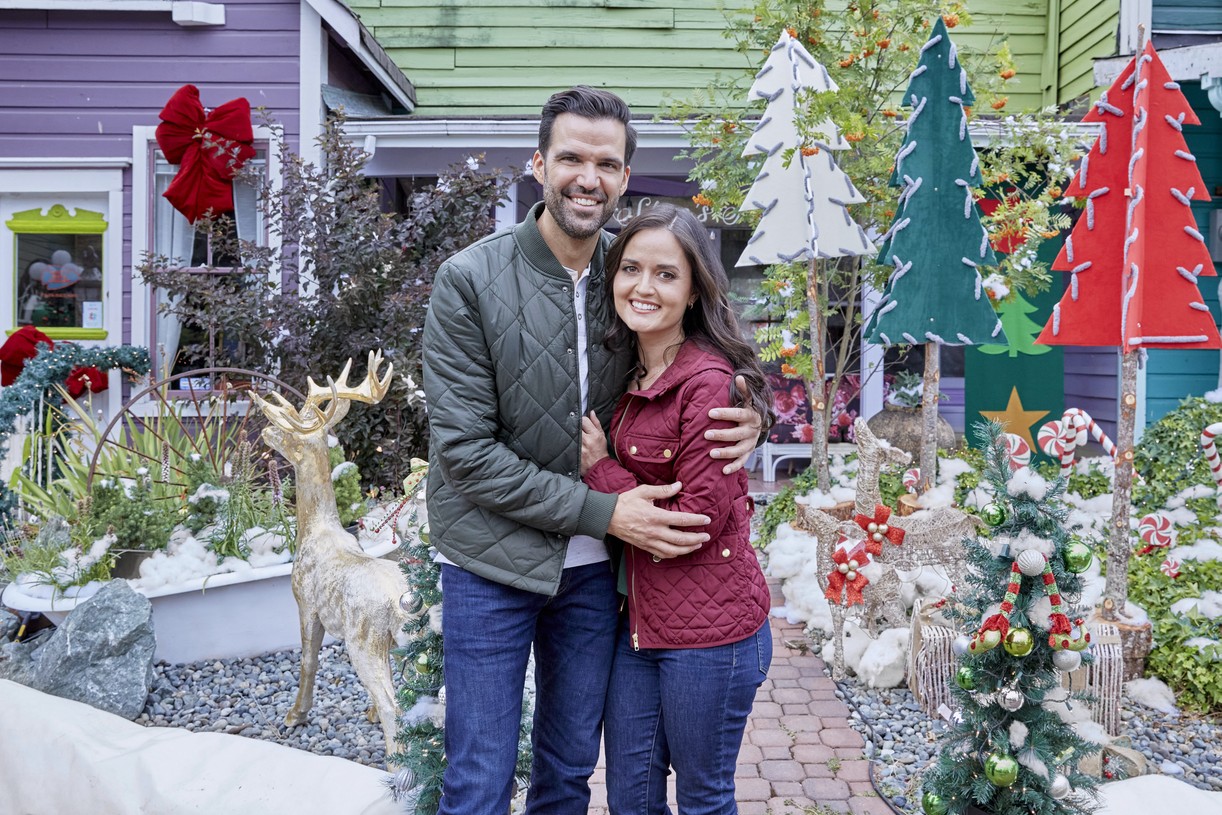 Hallmark Channel Kicks Off Their 2021 Christmas Movie Lineup Tonight ...