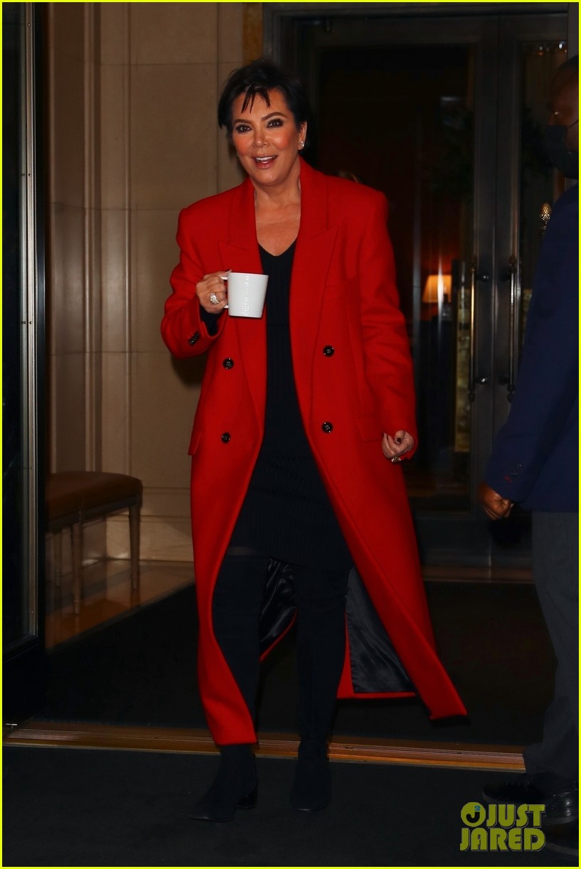 Khloe Kardashian & Kris Jenner Jet Out of NYC After Supporting Kim ...