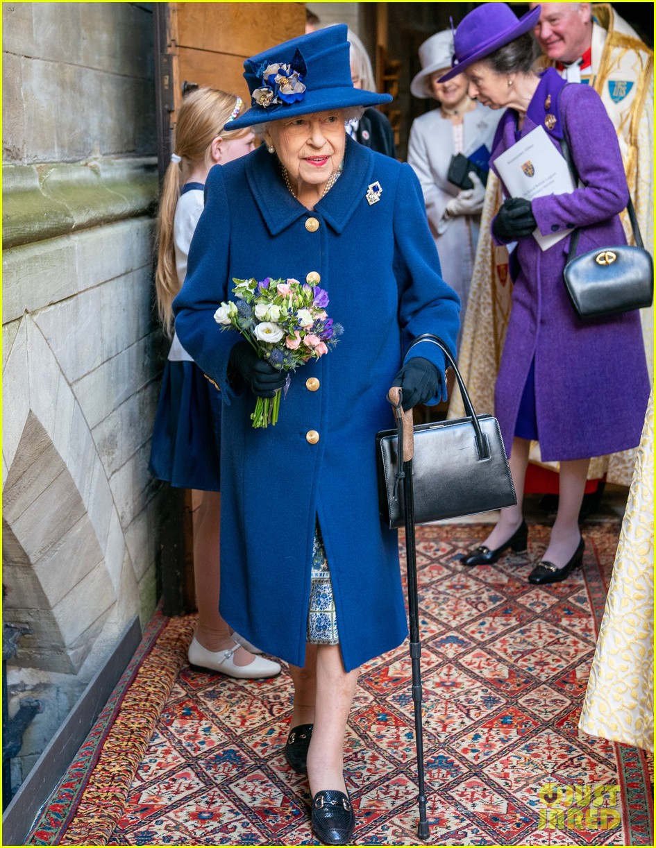 Queen Elizabeth Uses a Cane in Public for First Time in Years: Photo ...