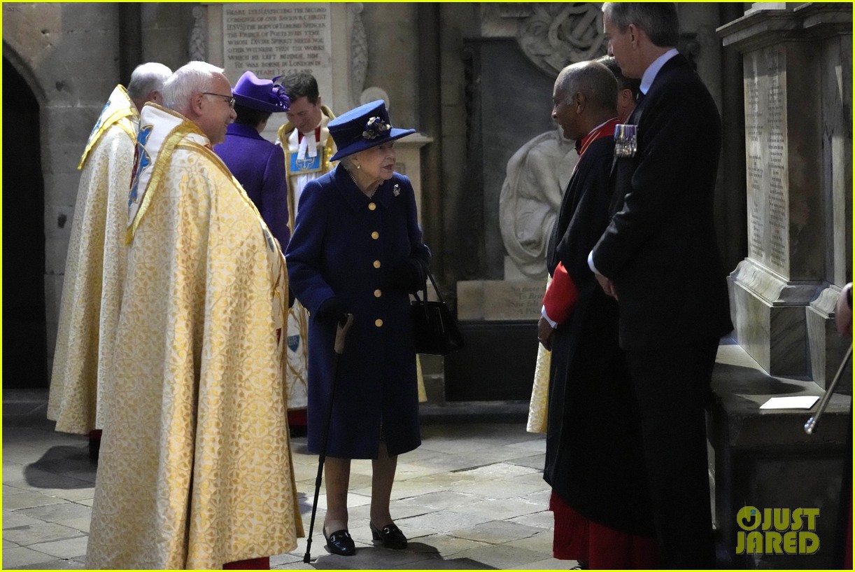 Queen Elizabeth Uses a Cane in Public for First Time in Years: Photo ...
