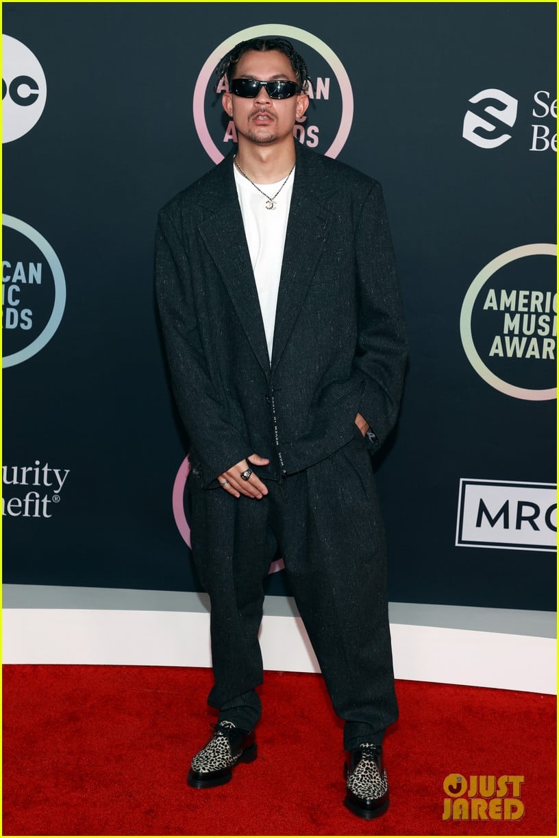 Bad Bunny Goes Cozy in Mint-Colored Puffer Jacket at AMAs 2021: Photo ...