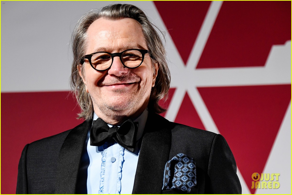 Gary Oldman Slept in a Coffin 'Every Night' While Working on 'Dracula ...