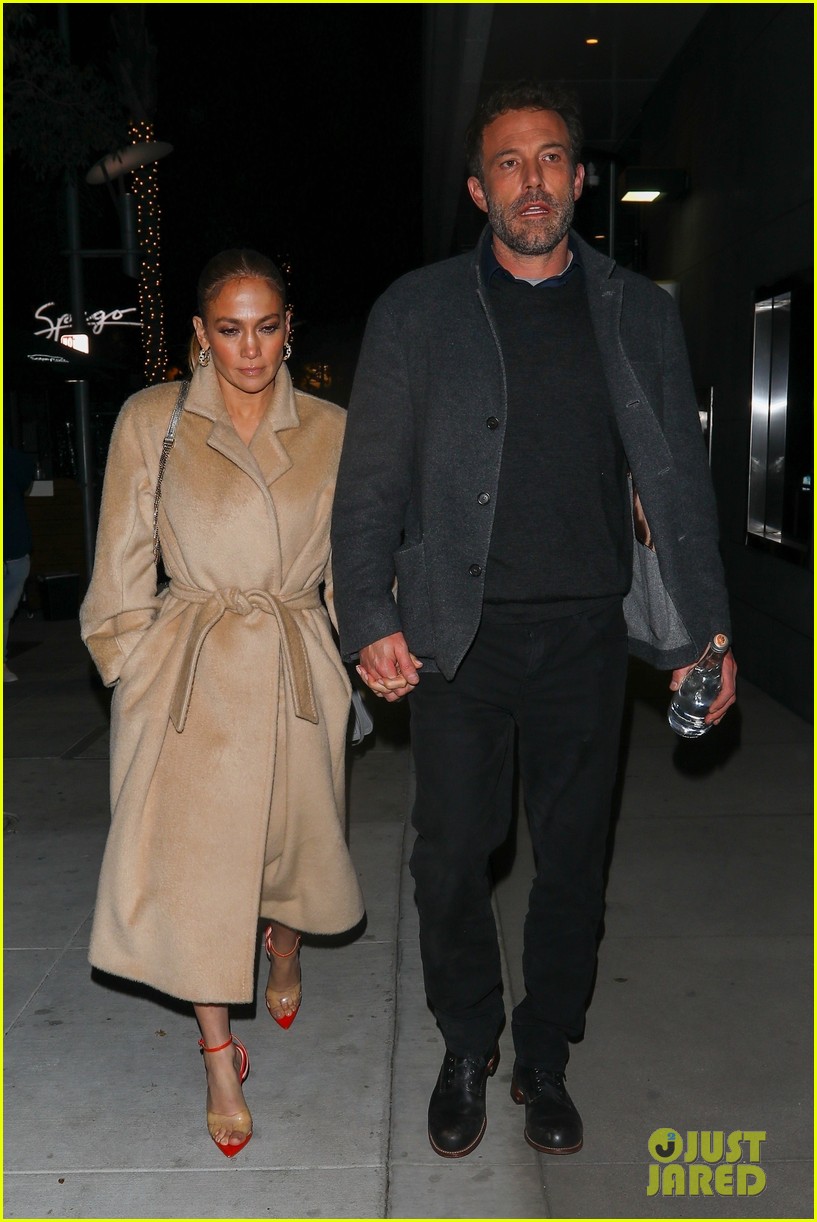 Jennifer Lopez & Ben Affleck Cuddle Up on a Romantic Date Night in ...