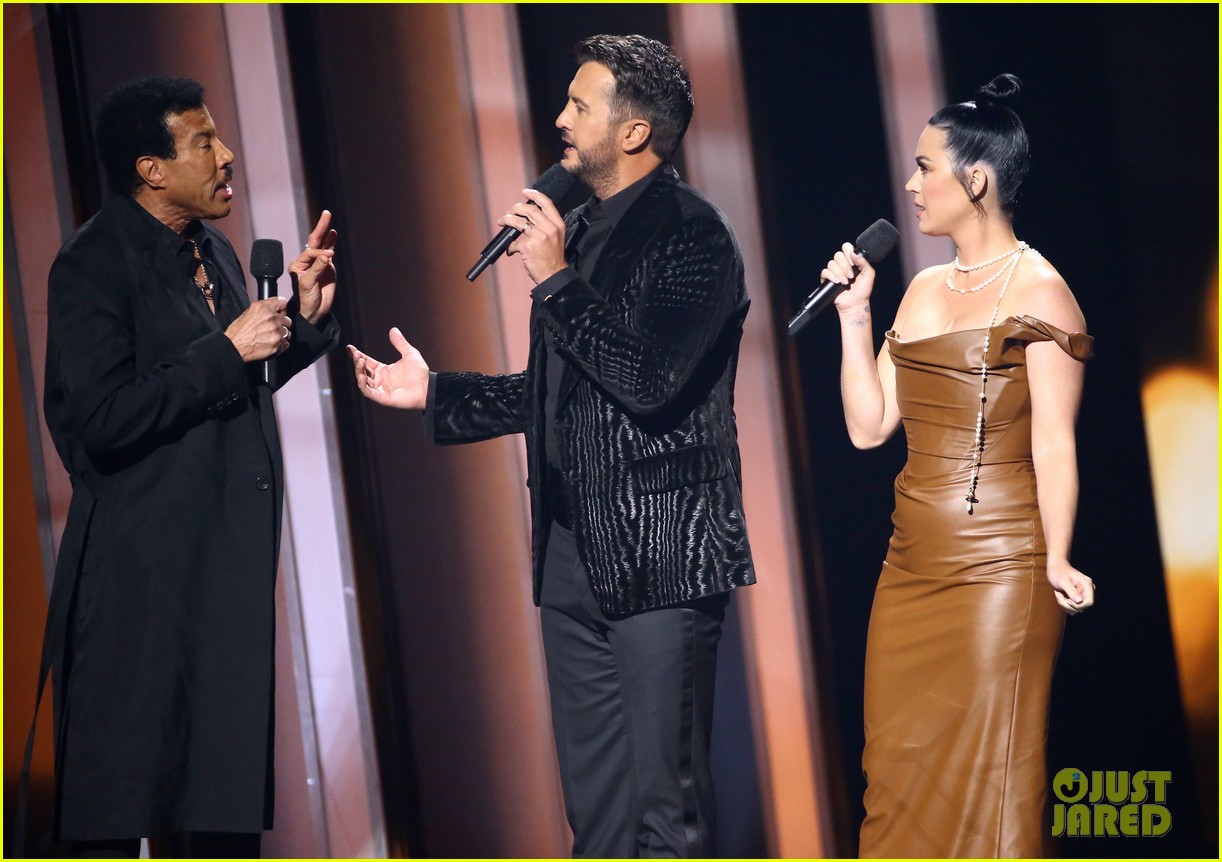 Katy Perry Makes Surprise Appearance at CMA Awards 2021 Next To ...