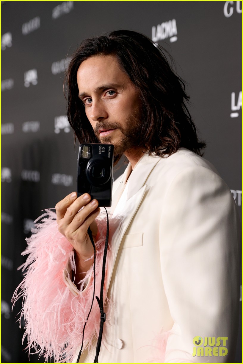 Jared Leto Wears White Suit with Pink Feathered Sleeves to LACMA Gala ...