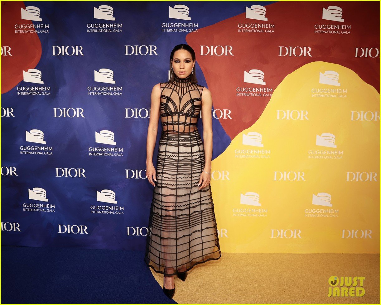 Lorde Dazzles in Gold Suit While Performing at Guggenheim International ...