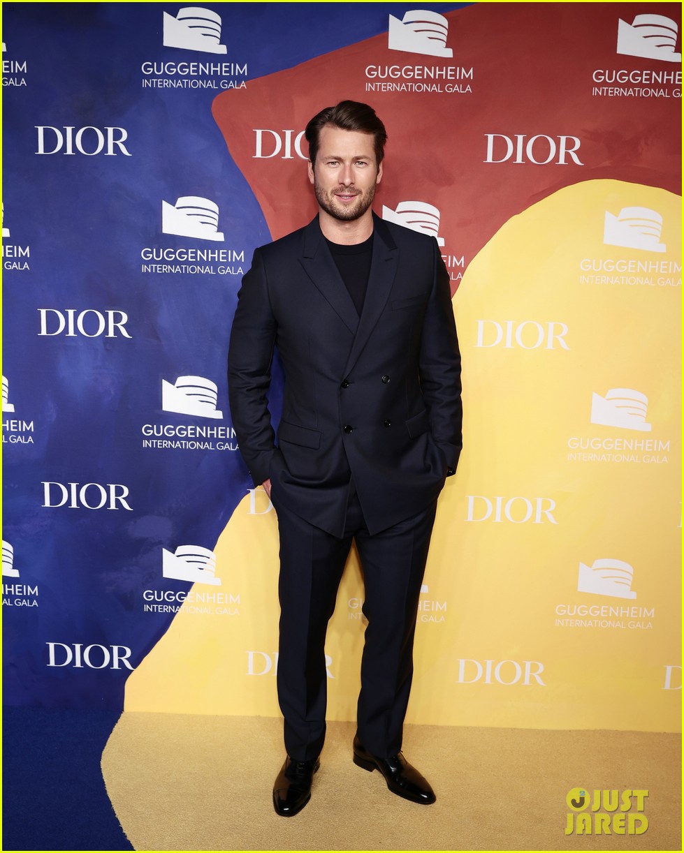 Lorde Dazzles in Gold Suit While Performing at Guggenheim International ...