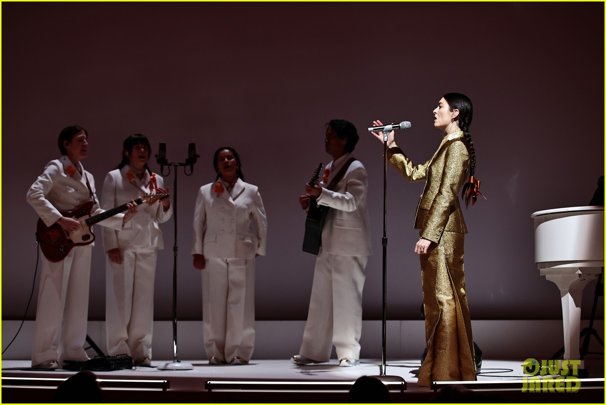 Lorde Dazzles in Gold Suit While Performing at Guggenheim International ...