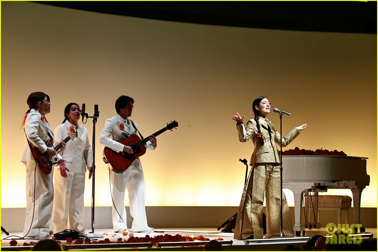 Lorde Dazzles in Gold Suit While Performing at Guggenheim International ...