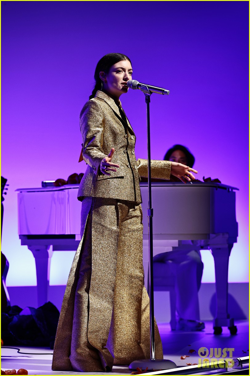 Lorde Dazzles in Gold Suit While Performing at Guggenheim International ...