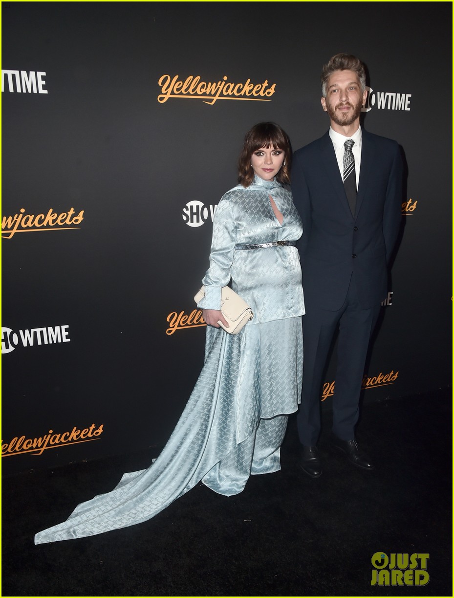 Christina Ricci Shows Off Baby Bump & Walks 'Yellowjackets' Red Carpet ...