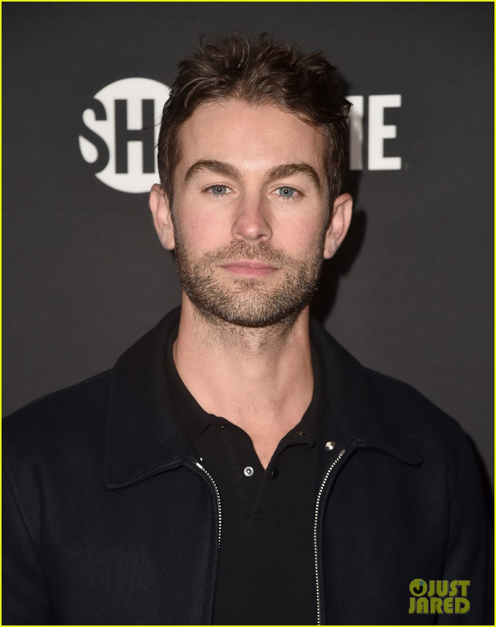 Christina Ricci Shows Off Baby Bump & Walks 'Yellowjackets' Red Carpet ...