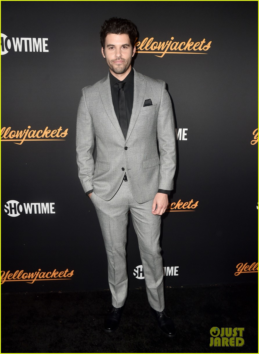 Christina Ricci Shows Off Baby Bump & Walks 'Yellowjackets' Red Carpet ...