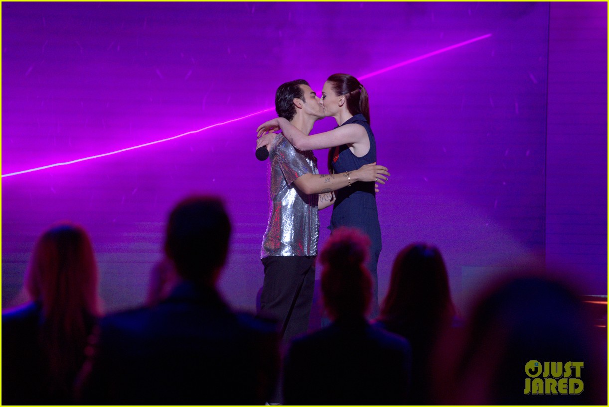 Sophie Turner Roasts Joe Jonas with Hilarious Purity Ring Jokes During ...