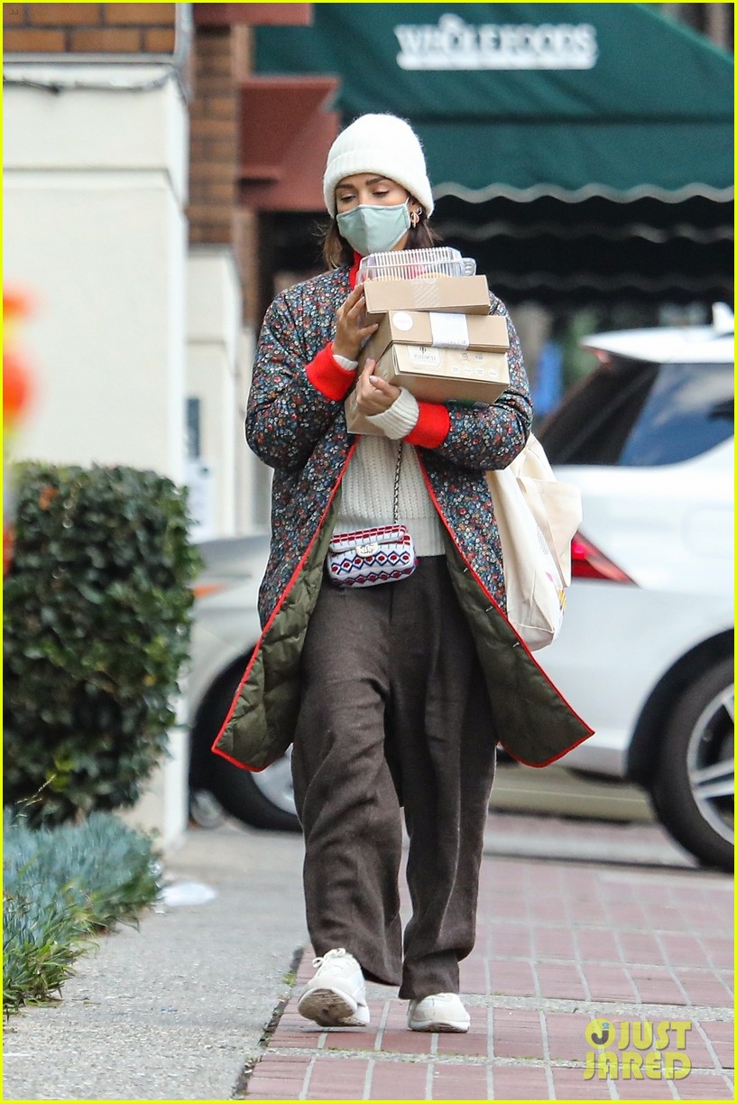 Jessica Alba Spotted Picking Up Desserts & Pies on Christmas Eve ...