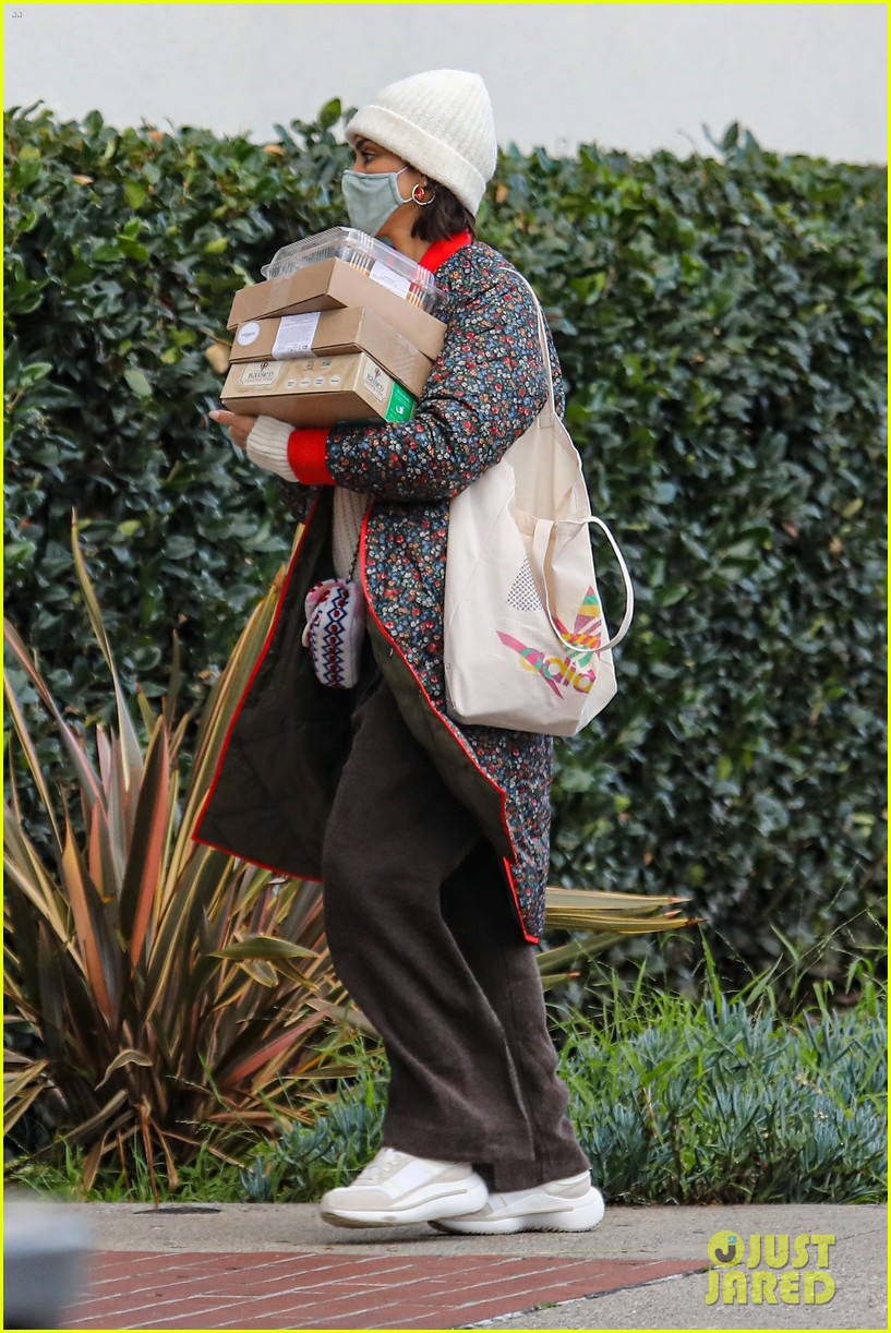 Jessica Alba Spotted Picking Up Desserts & Pies on Christmas Eve ...