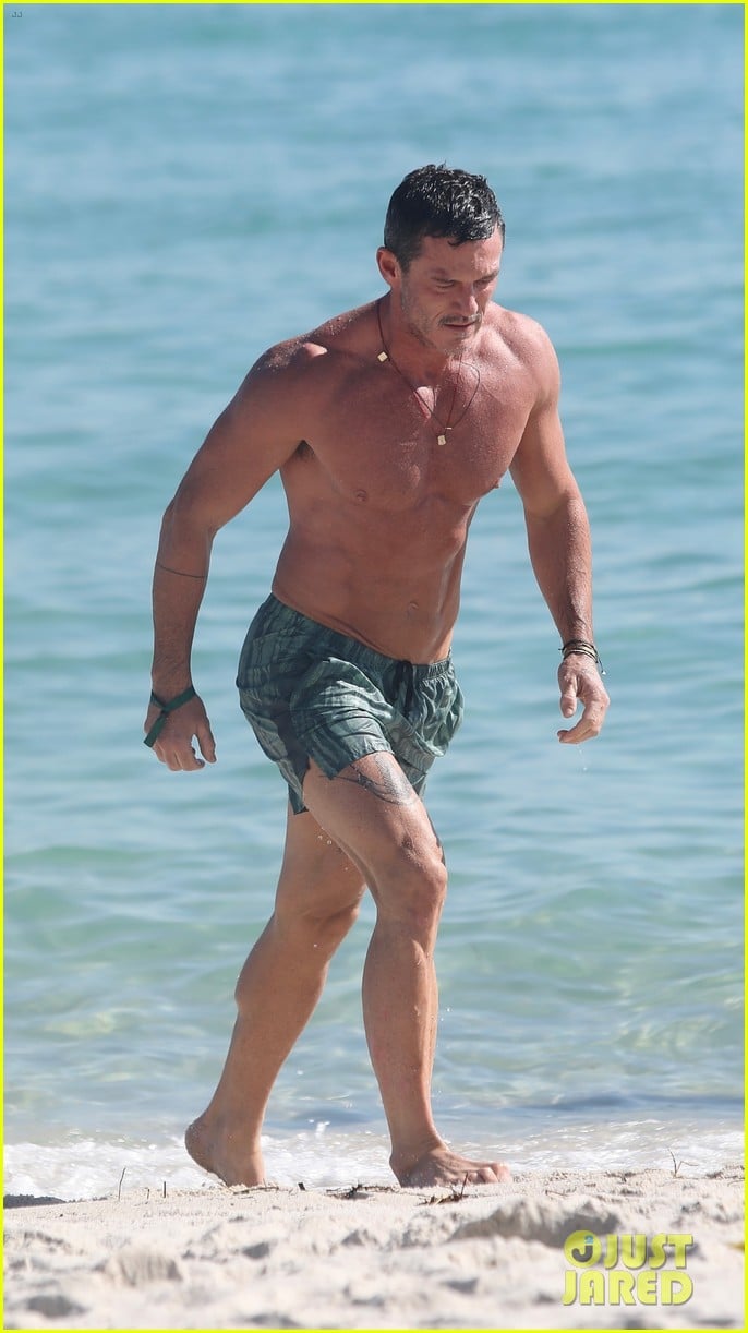 Shirtless Luke Evans Gets In a Beach Day in Miami: Photo 4675883 | Luke ...