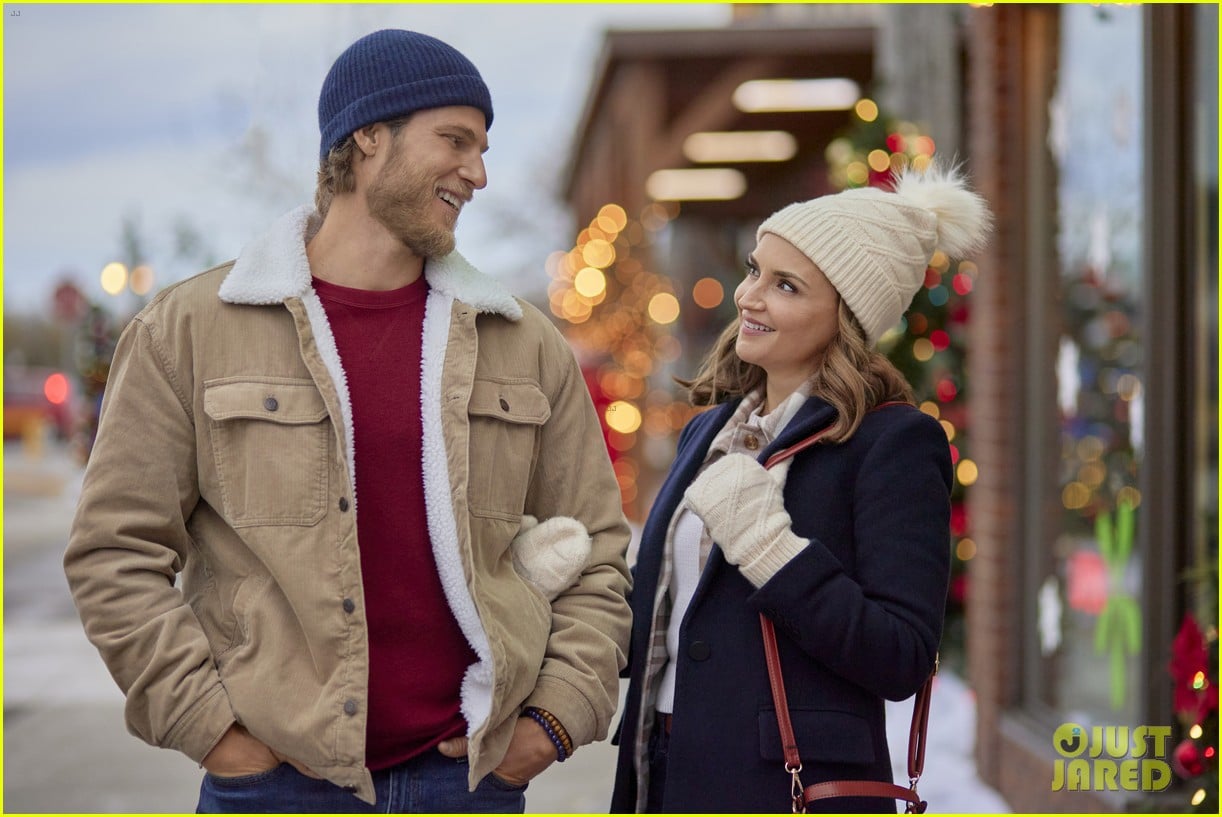 Rachael Leigh Cook Stars in Hallmark's Final New Christmas Movie 'Tis ...
