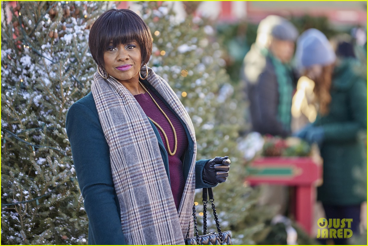 Rachael Leigh Cook Stars in Hallmark's Final New Christmas Movie 'Tis ...