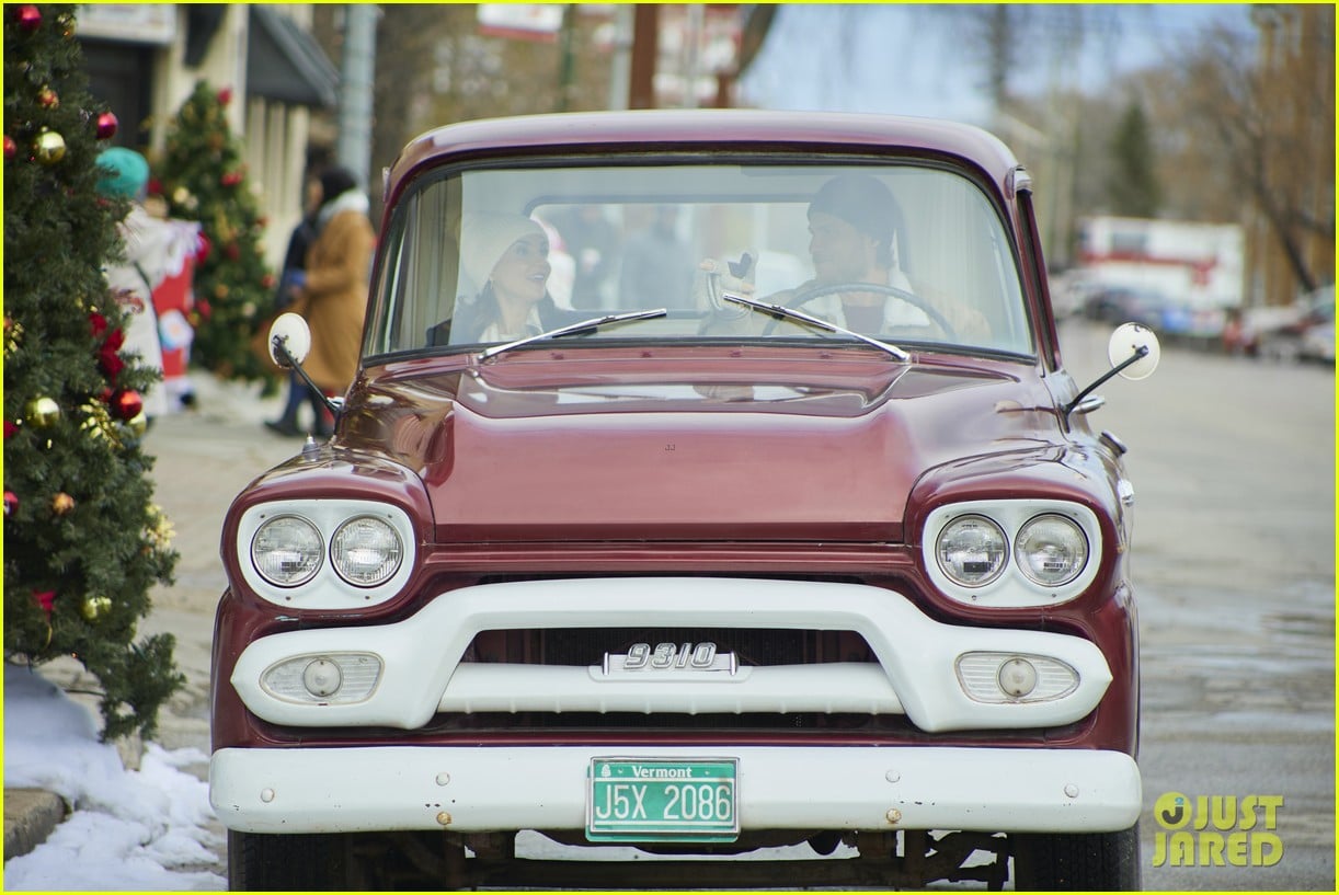 Rachael Leigh Cook Stars in Hallmark's Final New Christmas Movie 'Tis ...