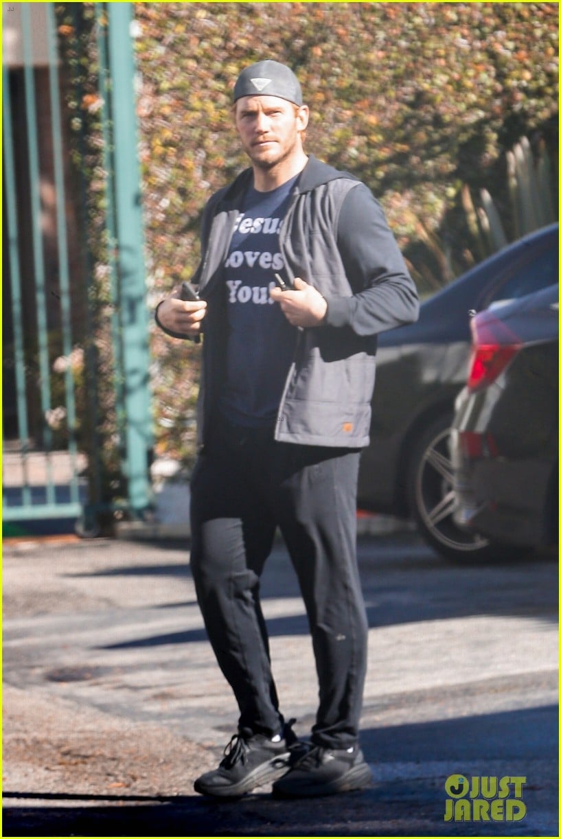Chris Pratt Enthusiastically Flaunts His 'Jesus Loves You!' Shirt Amid ...