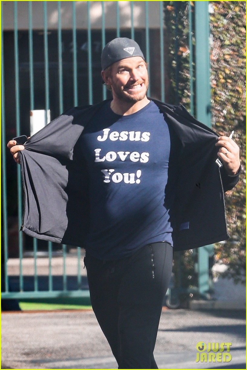 Chris Pratt Enthusiastically Flaunts His 'Jesus Loves You!' Shirt Amid ...
